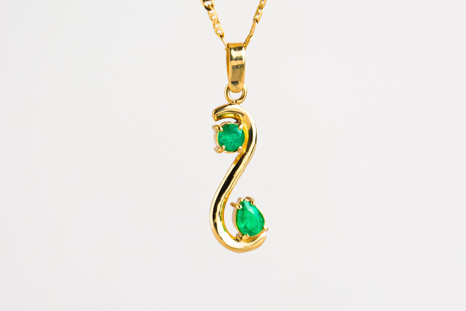 Dije en oro de 18K. Esmeraldas - elianacardenasjoyeria.com